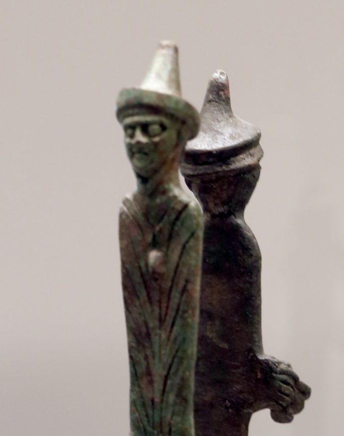 Prêtres et Haruspices - Sites historiques et arts étrusques